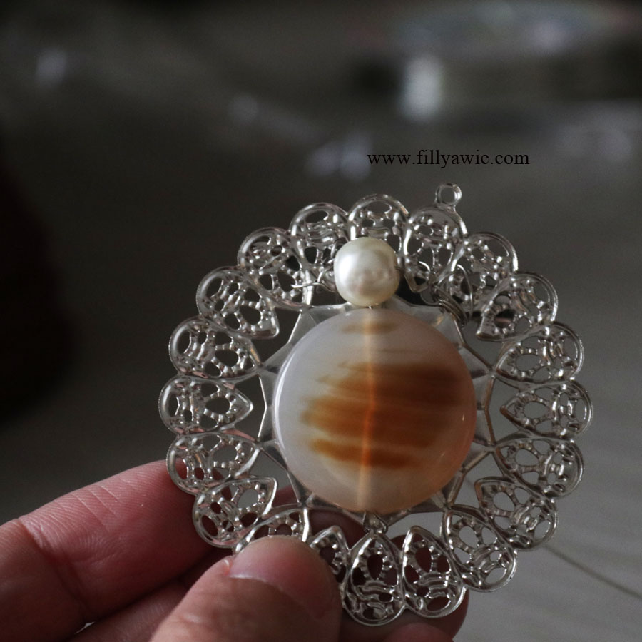 Cara Membuat Bros dari Manik-Manik dan Mutiara Sintetis | Fillyawie ...