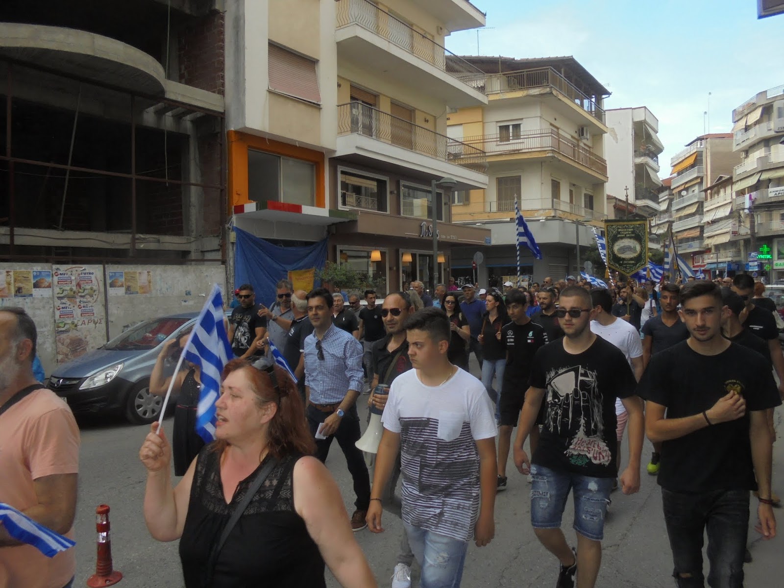 ΛΕΥΤΕΡΙΑ: ΟΛΟΣ Ο ΛΑΟΣ ΣΤΟ ΔΡΟΜΟ ΕΞΩ ΑΠΟ ΤΑ ΓΡΑΦΕΙΑ ΤΟΥ ΣΥΡΙΖΑ ΜΕ ...