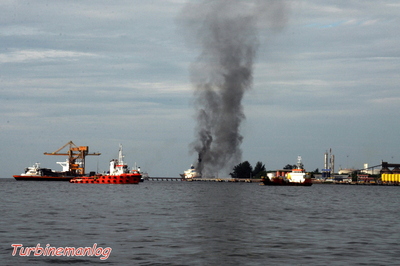 ::Epilog Sebuah Kehidupan: ::MT Bunga Alpinia Terbakar di Pelabuhan Labuan