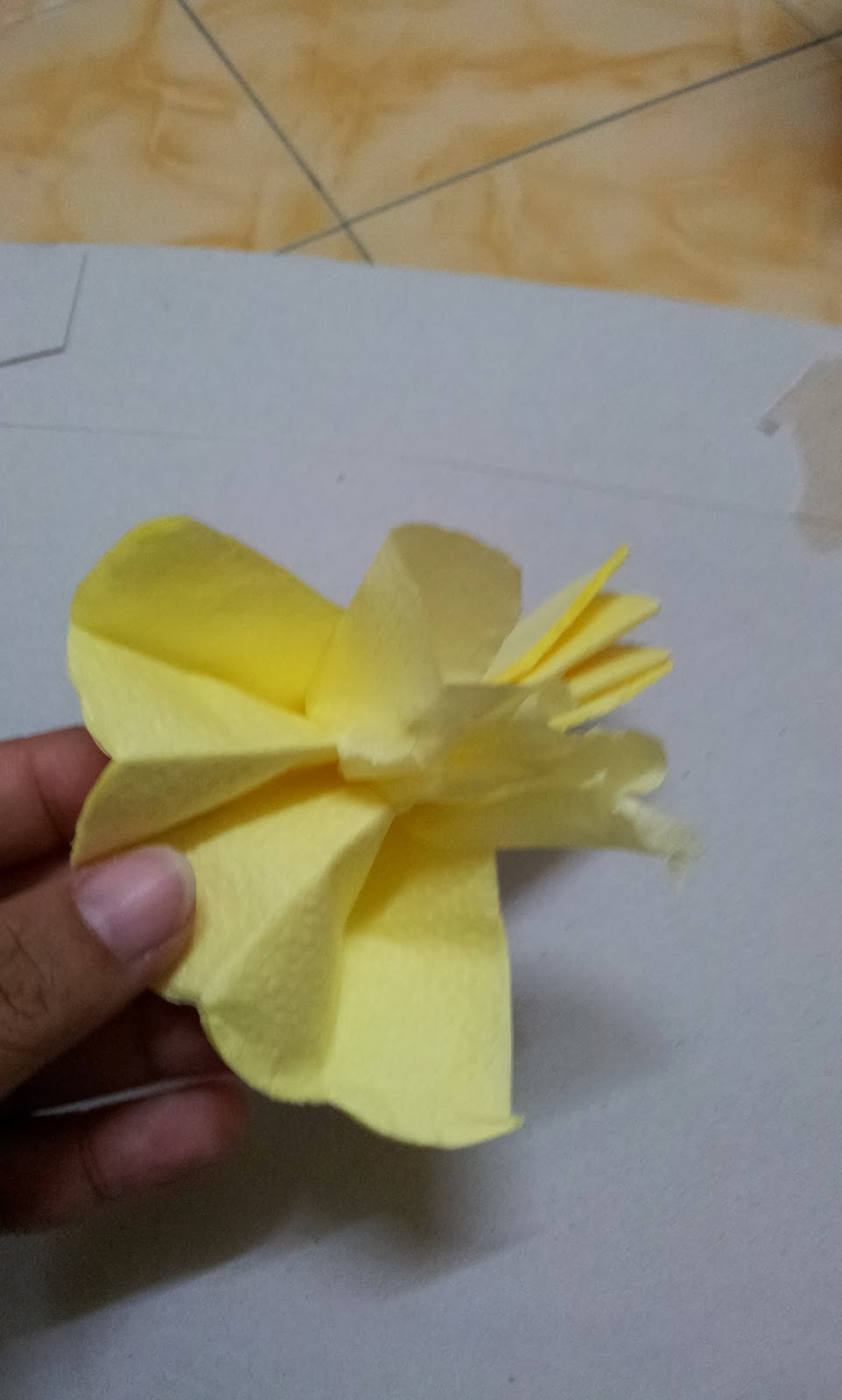 ...Nafira Sayang...: ...Cara-Cara Buat Bunga Tisu...