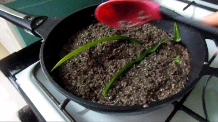 Tagalog Kitchen: How To make Rice Cake..Biko na Pirurutong