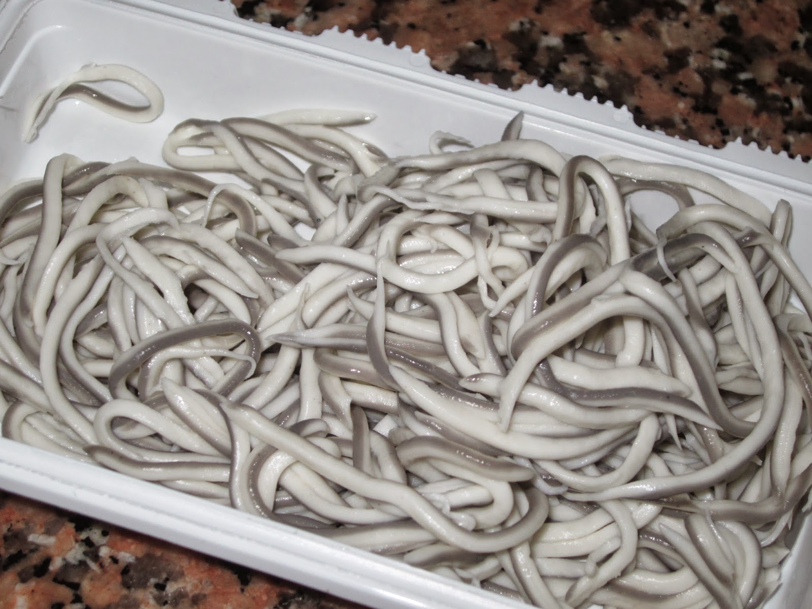 El rincón de Mundín: GULAS AL AJILLO CON CHIRLAS