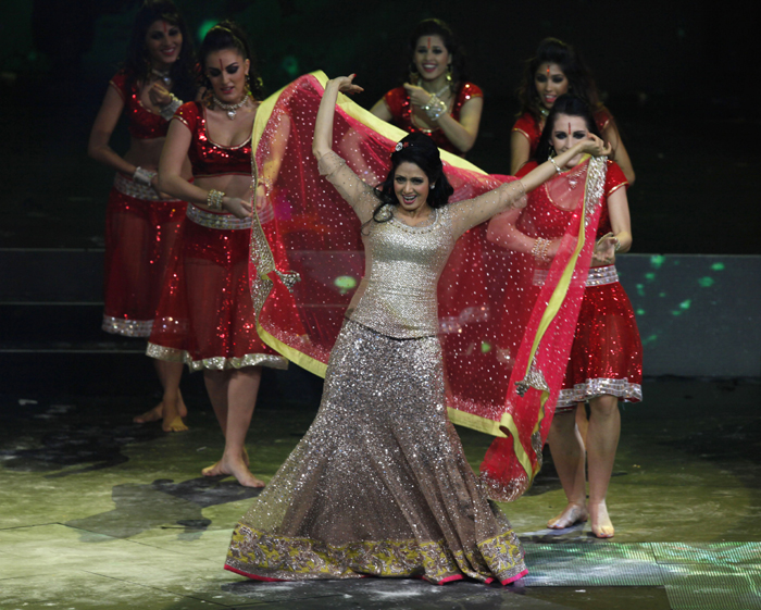 Sridevi: Dancing Diva and Dancing Deva on stage: Sridevi's IIFA 2013 ...