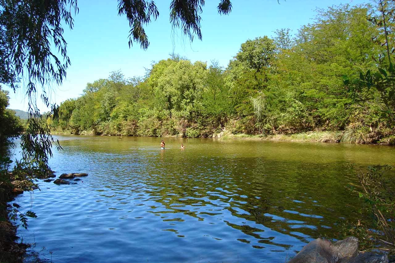 Tiene innumerables atractivos, como el imperdible Puente Colgantes, la ...