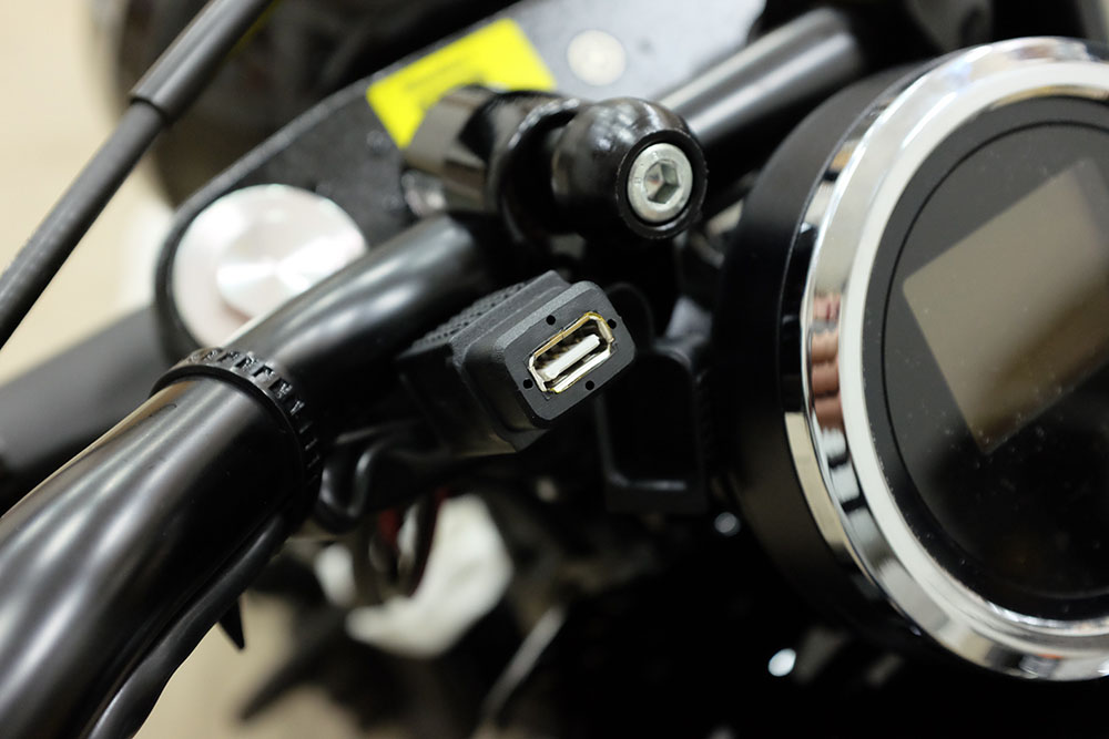 Black Bolt - Star Bolt / Yamaha XV950 blog: USB power plug installation ...