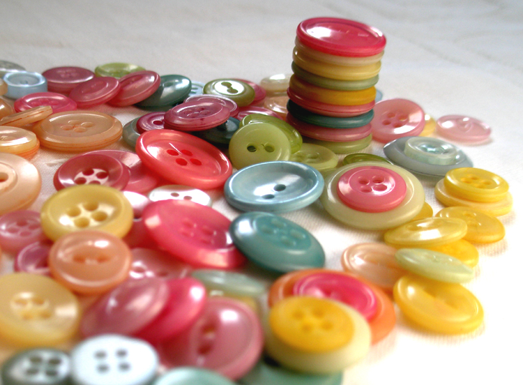 fiberluscious: How to Dye New and Vintage Buttons- Tutorial