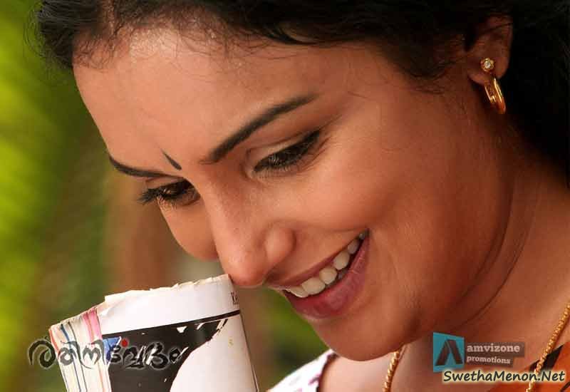 Mallu Actress Swetha Menon: Hot Swetha Menon in Rathinirvedam Photos