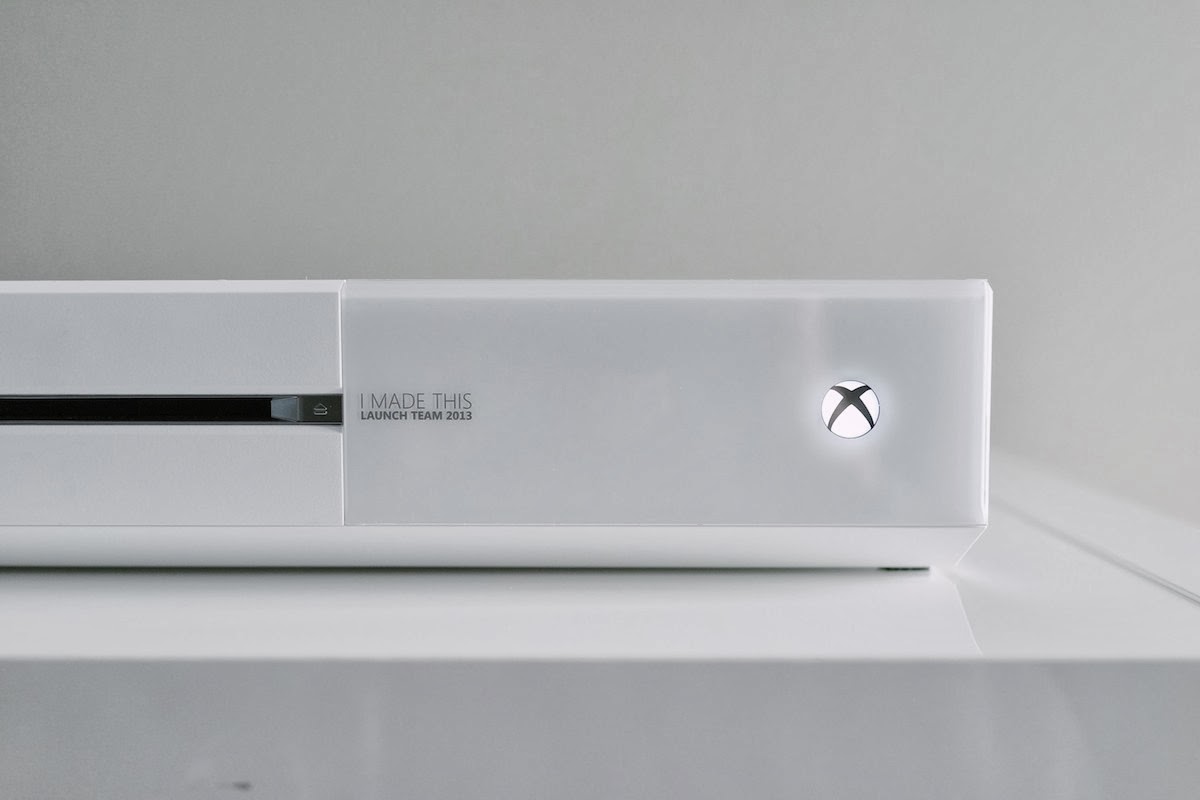Confira em imagens os detalhes do Xbox One branco, exclusivo do time de ...