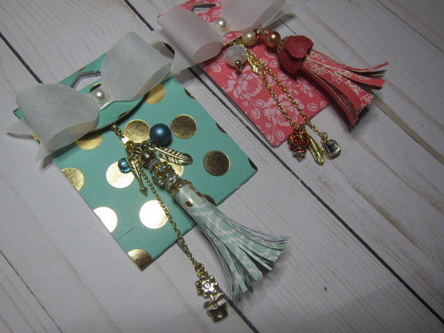 Natasha'ScrapbooKorner: Paper Tassel Charm Tutorial