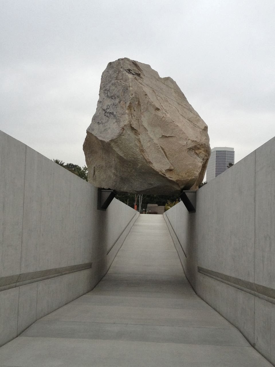 Experiencing Los Angeles: Levitated Mass @ LACMA (L.A. Family Vacation ...