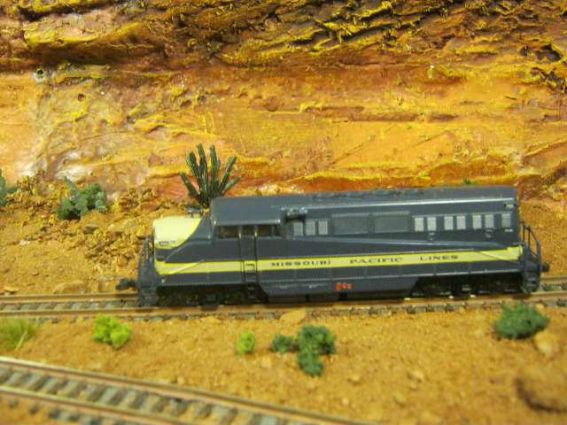 TRAIN LAYOUTS AND SMALL SCALE MODELS: Locomotive Diesel EMD BL-2