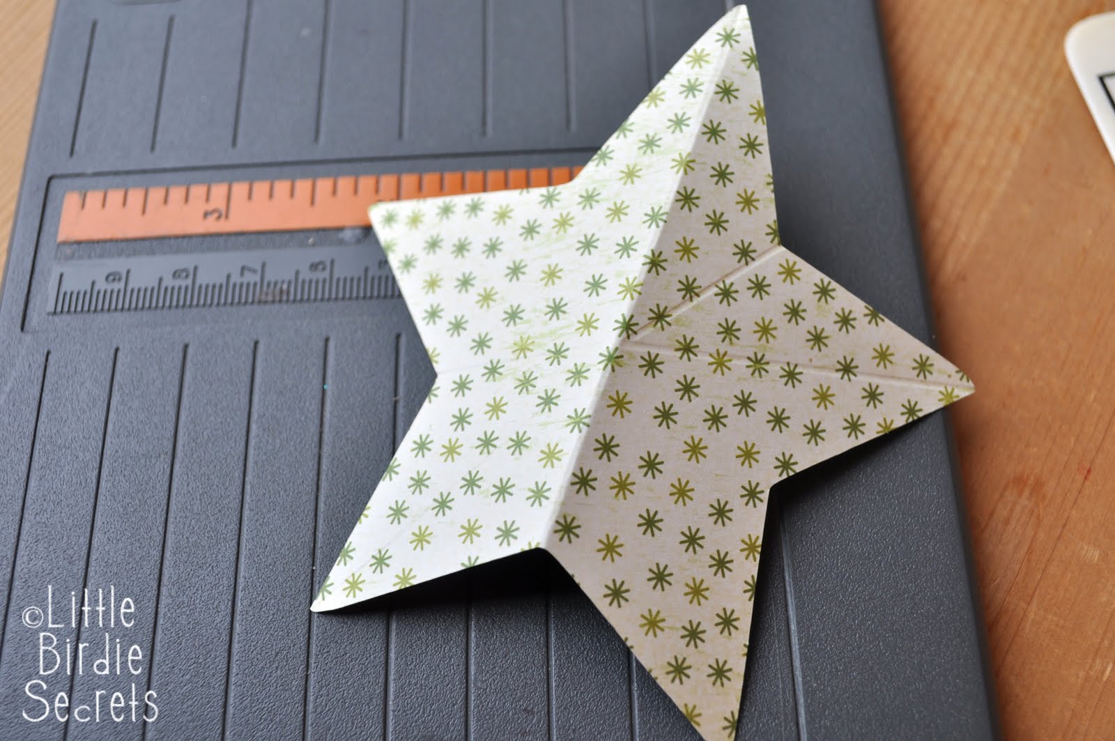 How to Recycle: 3D Paper Star Wreath Tutorial
