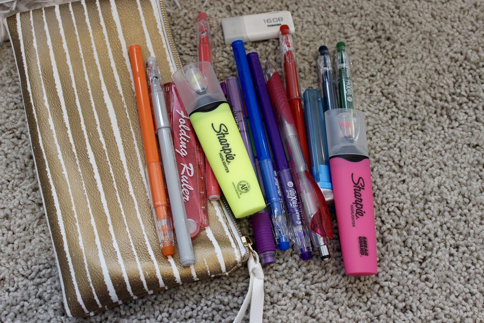 Ambi in Wonderland: What's in my College bag