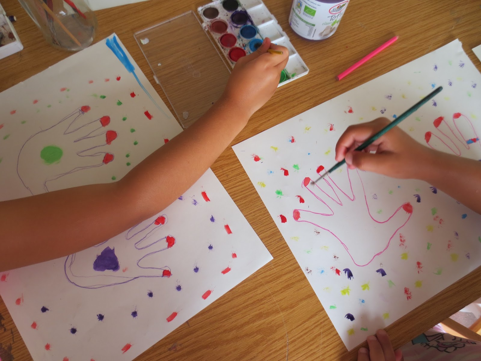 Color Salud Arteterapia: Con los niños y niñas | Pintando sus manos