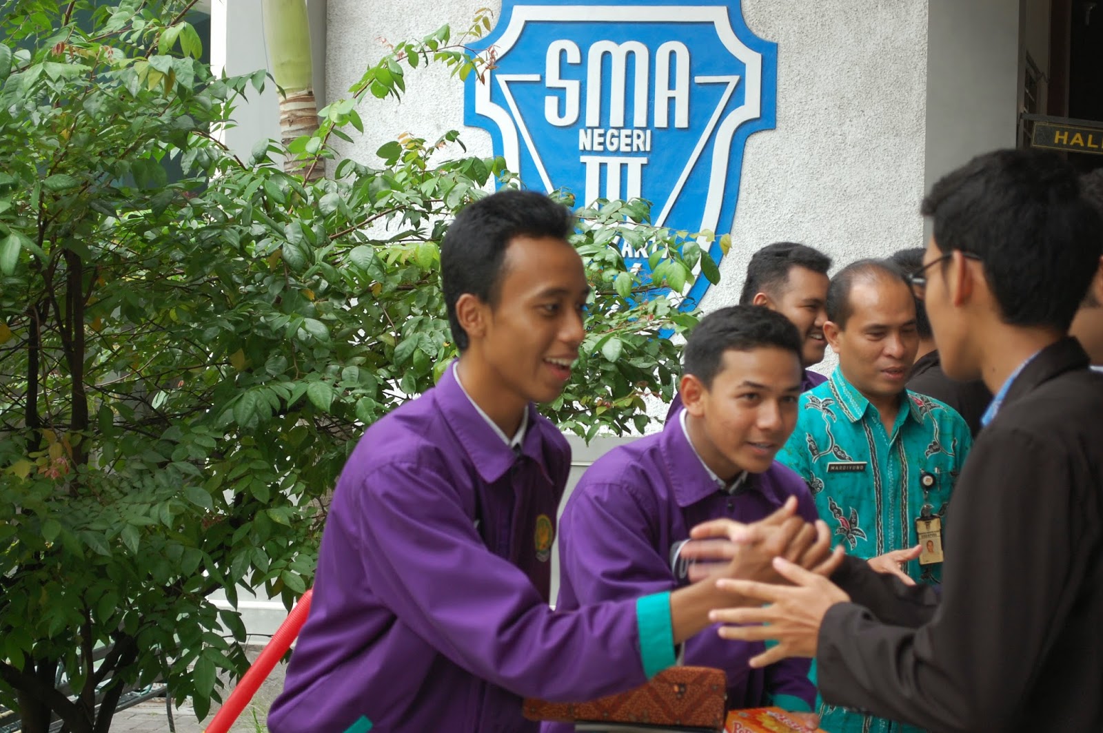 WIKARYA SMA NEGERI 3 SURAKARTA: STUDI BANDING SMA NEGERI 1 CILACAP WIKARYA SMA NEGERI 3 SURAKARTA: STUDI BANDING SMA NEGERI 1 CILACAP