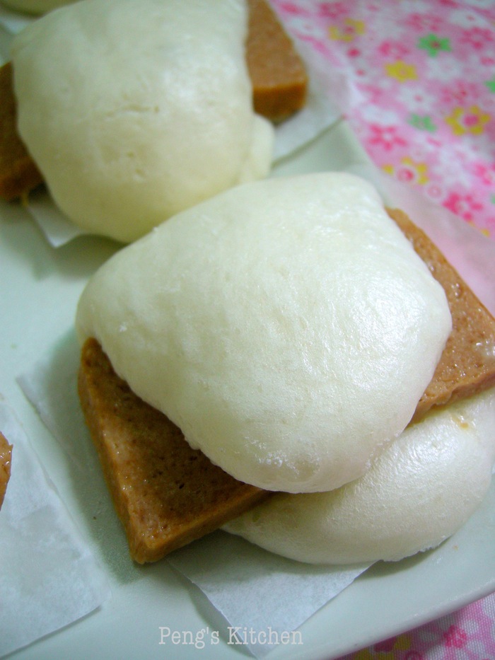 Peng's Kitchen: Steamed Luncheon Meat Buns