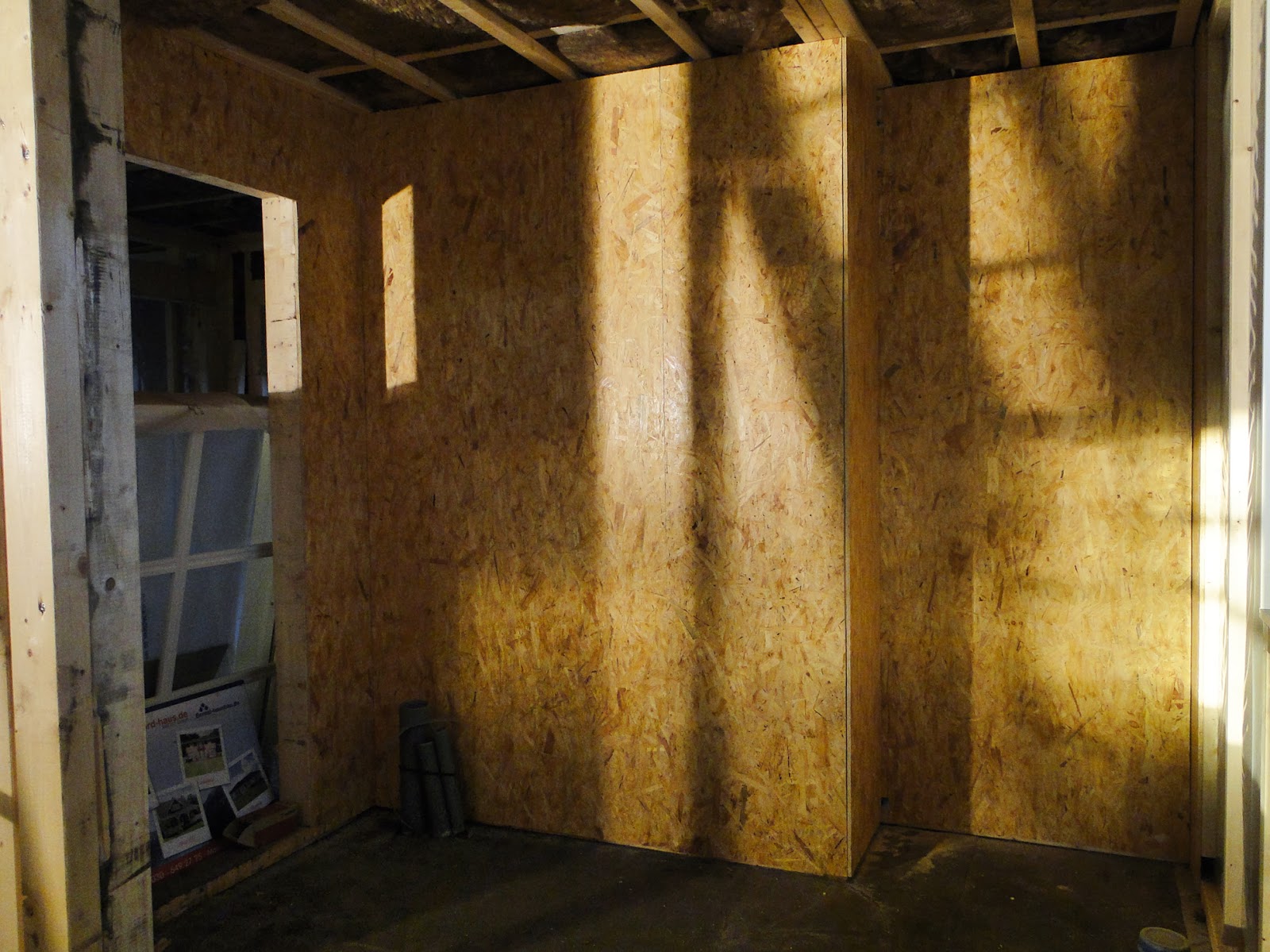 Alex und Vreni bauen ein Haus: Tag 38: Es geht los mit OSB und Gipskarton