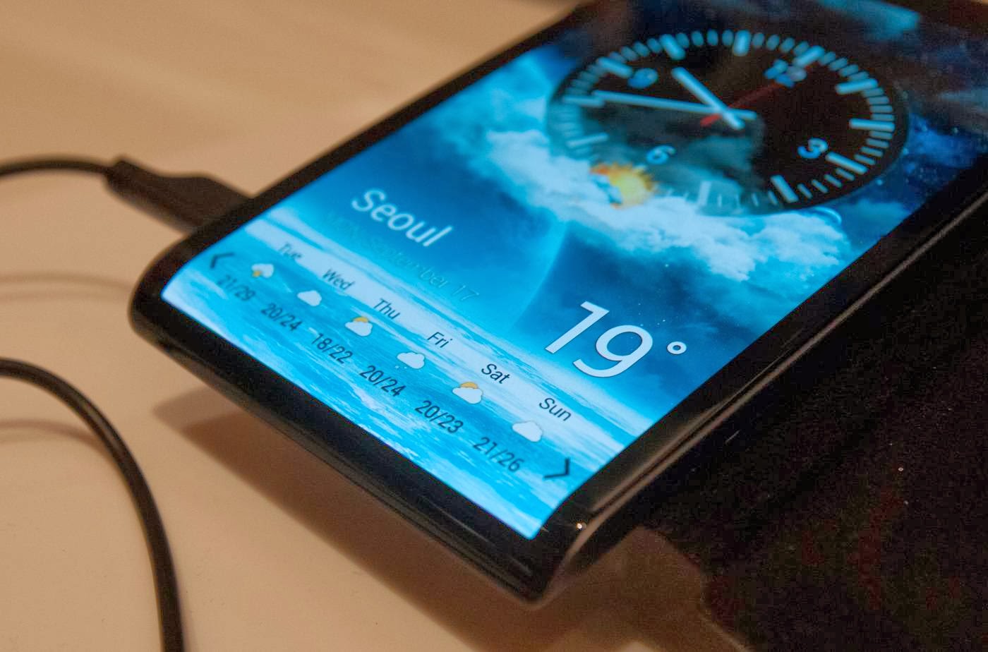 Samsung going to unveil it's first flexible display smartphone this ...
