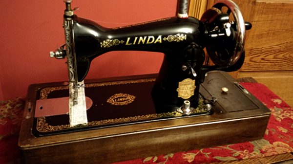 1893 Victorian Farmhouse: Linda Sewing Machine