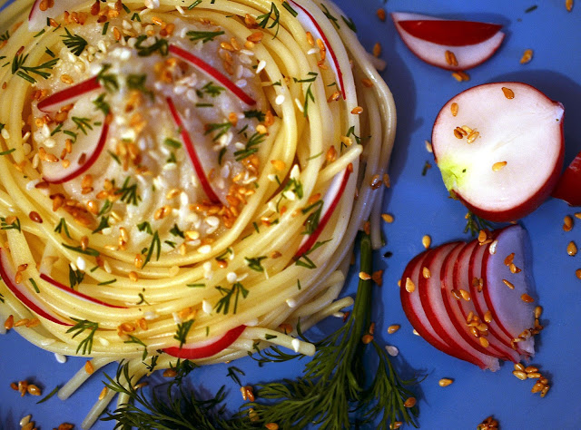 Spaghete cu sos de conopida si seminte de susan prajite (de post)