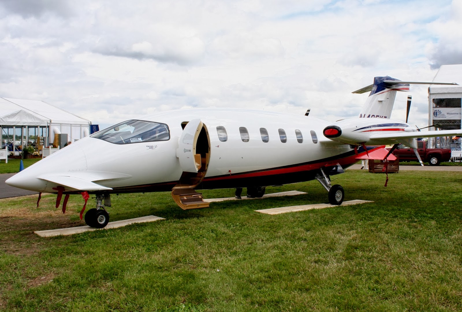 The Aero Experience: EAA Airventure Oshkosh 2013: Piaggio P180 Avanti II