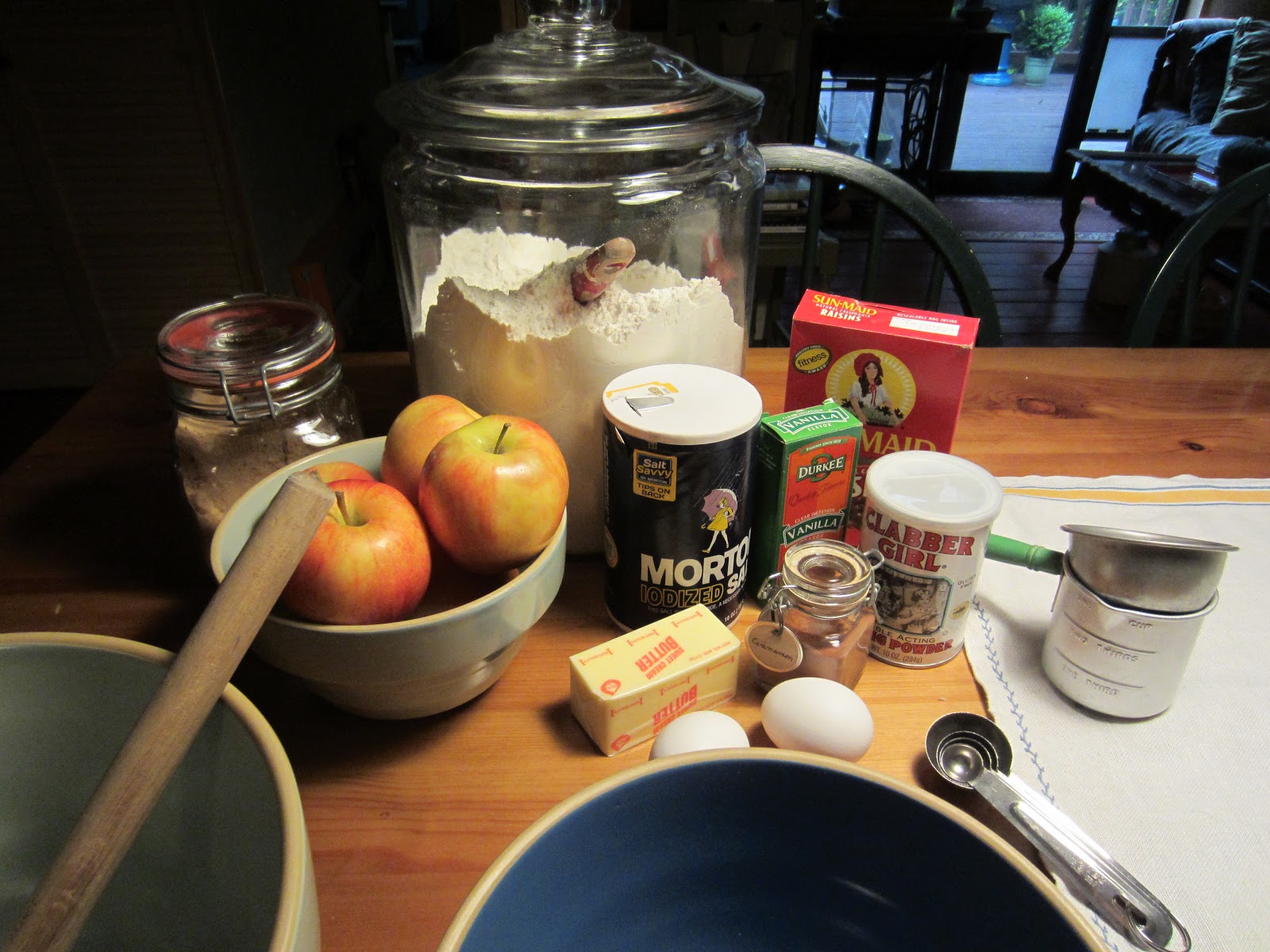 Beatrice Euphemie: Old Fashioned Apple-Raisin Hermits