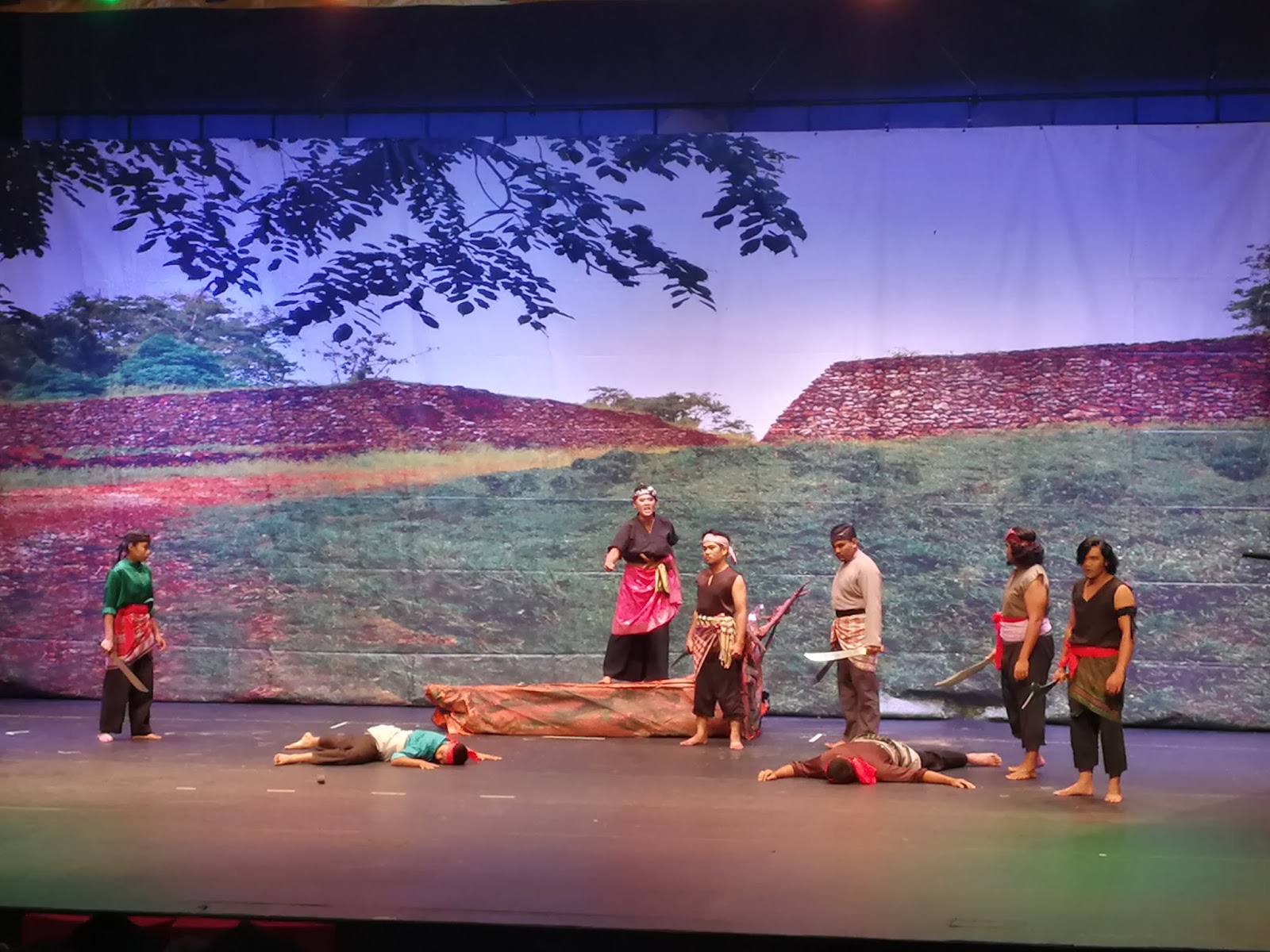 TEATER BANGSAWAN DEWA KENCANA MEMARTABATKAN SENI SILAT DAN WANITA