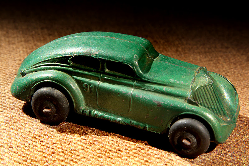Old Antique Toys: Showing the Beauty of Old Toy with Lighting