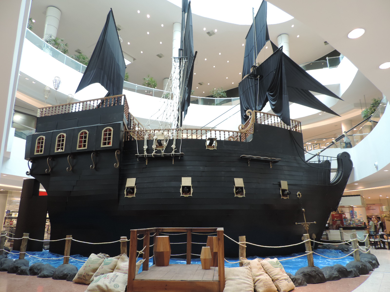 NAVIO PIRATA GIGANTE EM CURITIBA PARA ANIMAR AS FÉRIAS