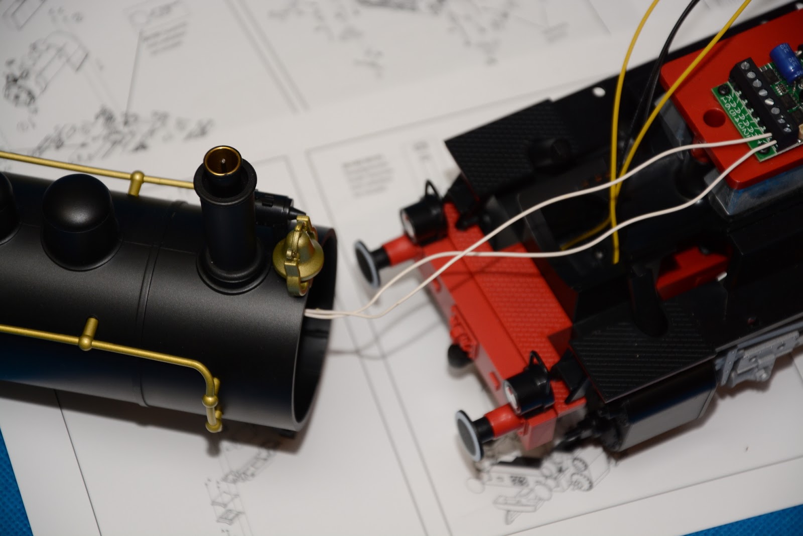 My Miniature Worlds: Piko G-Scale BR80: DCC decoder and smoke generator ...