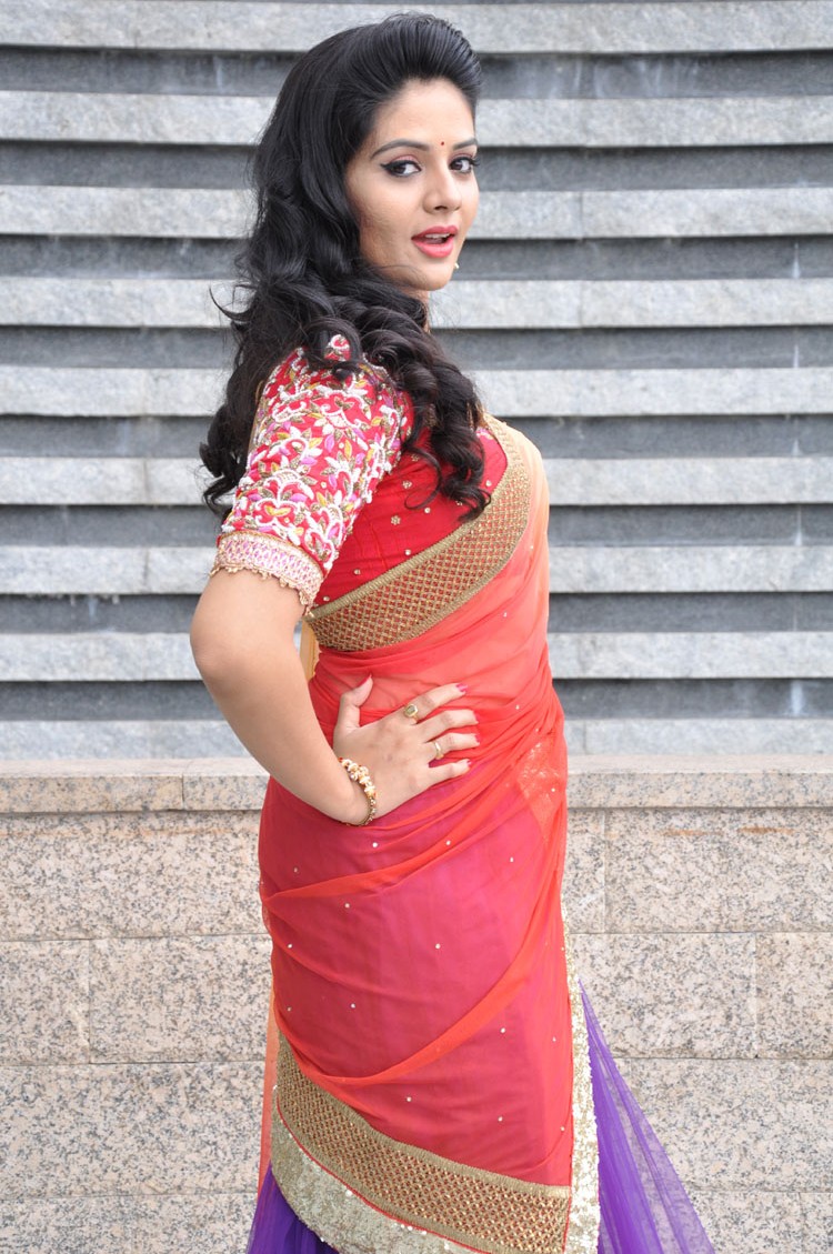 CAP: Sreemukhi Gorgeous Stills in Spicy Saree