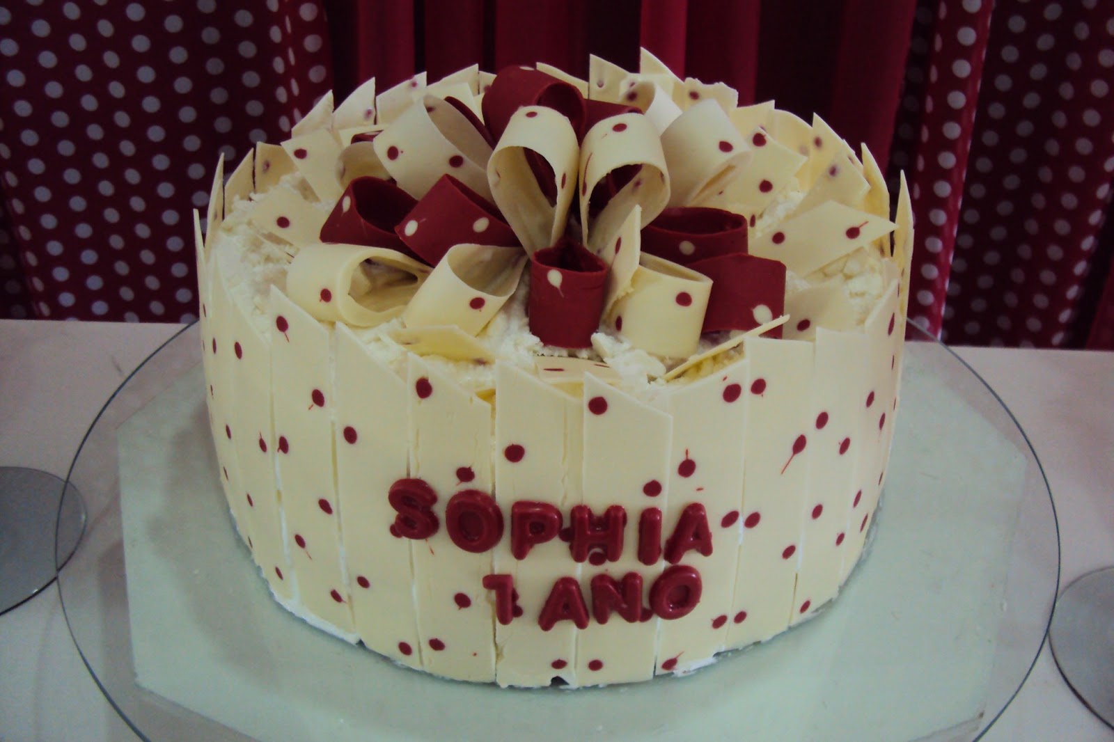 Marjori Bolos: Bolo e cup cakes de poá vermelho e branco com ursas ...