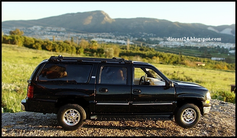 1/24 Diecast miniaturas: Chevrolet Suburban 2001 Welly 1/24