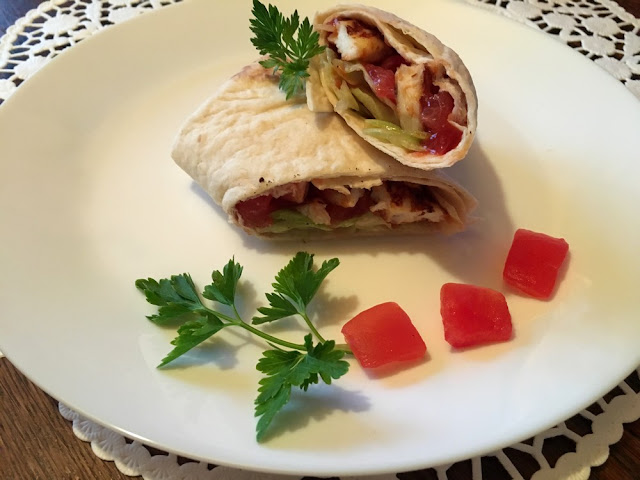 Tortilla z grillowanym serkiem halloumi. | Improve your life