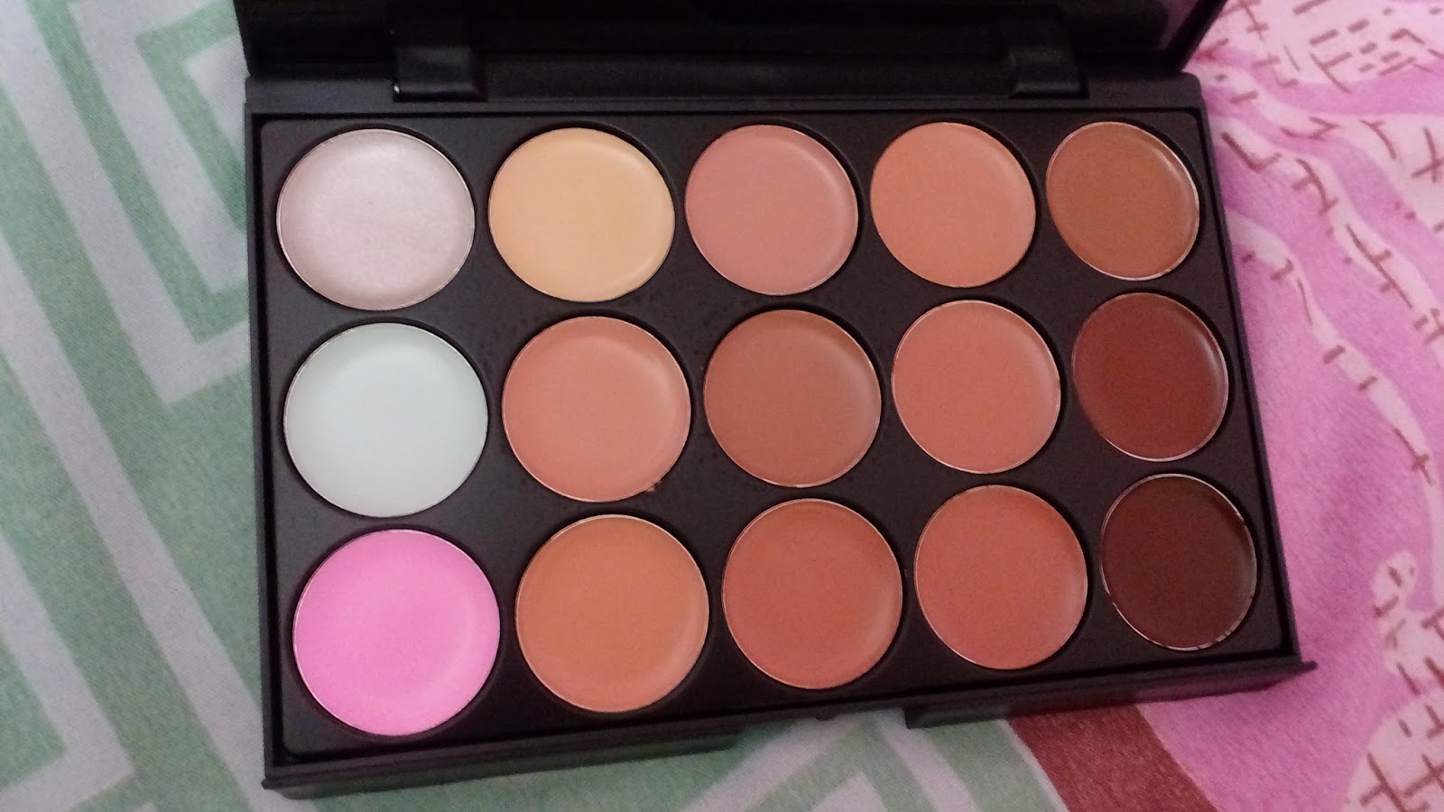 BeautyReview: Concealer pallete and Unbranded makeup brush, again