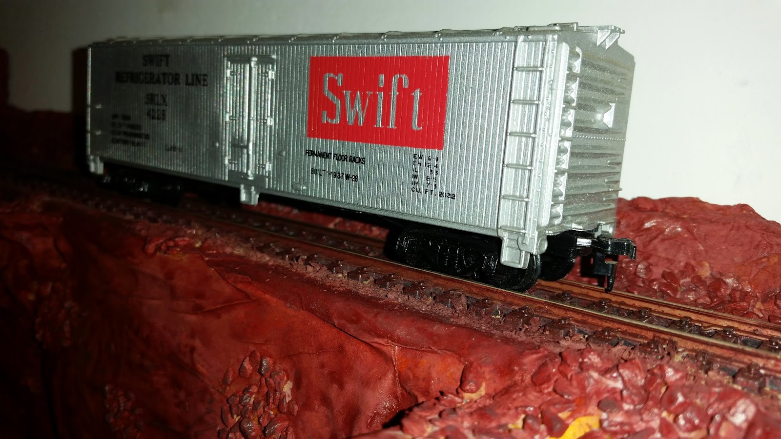 MyModelsMyCreations Train: REEFER CAR-40 FOOT SWIFT