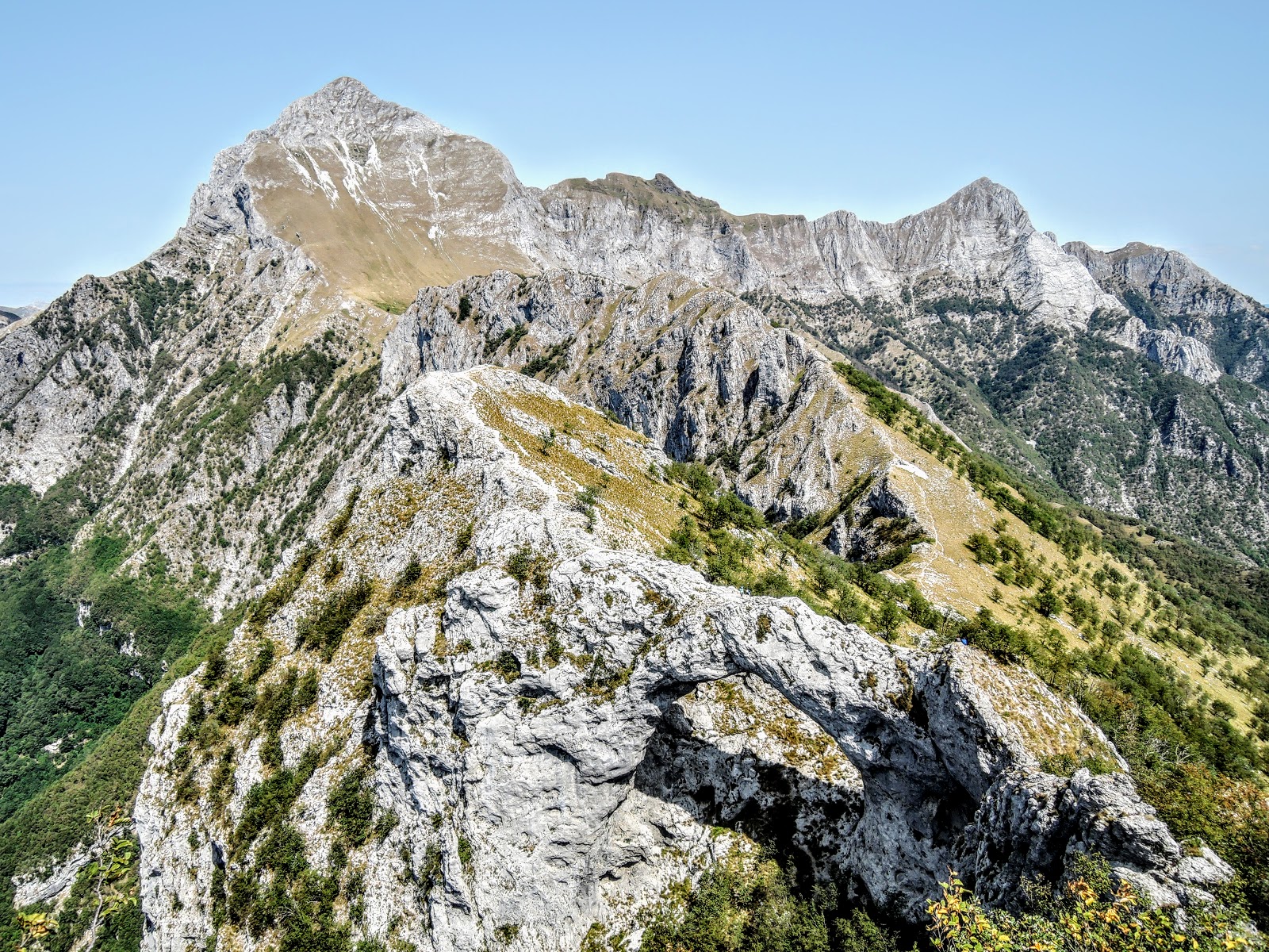 Piccoli Sentieri: Monte Forato, quando la Natura dà spettacolo.