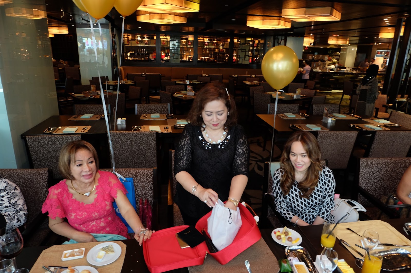 Kee Hua Chee Live!: LILLIAN TAN CELEBRATED HER 60th BIRTHDAY AT GRAND ...