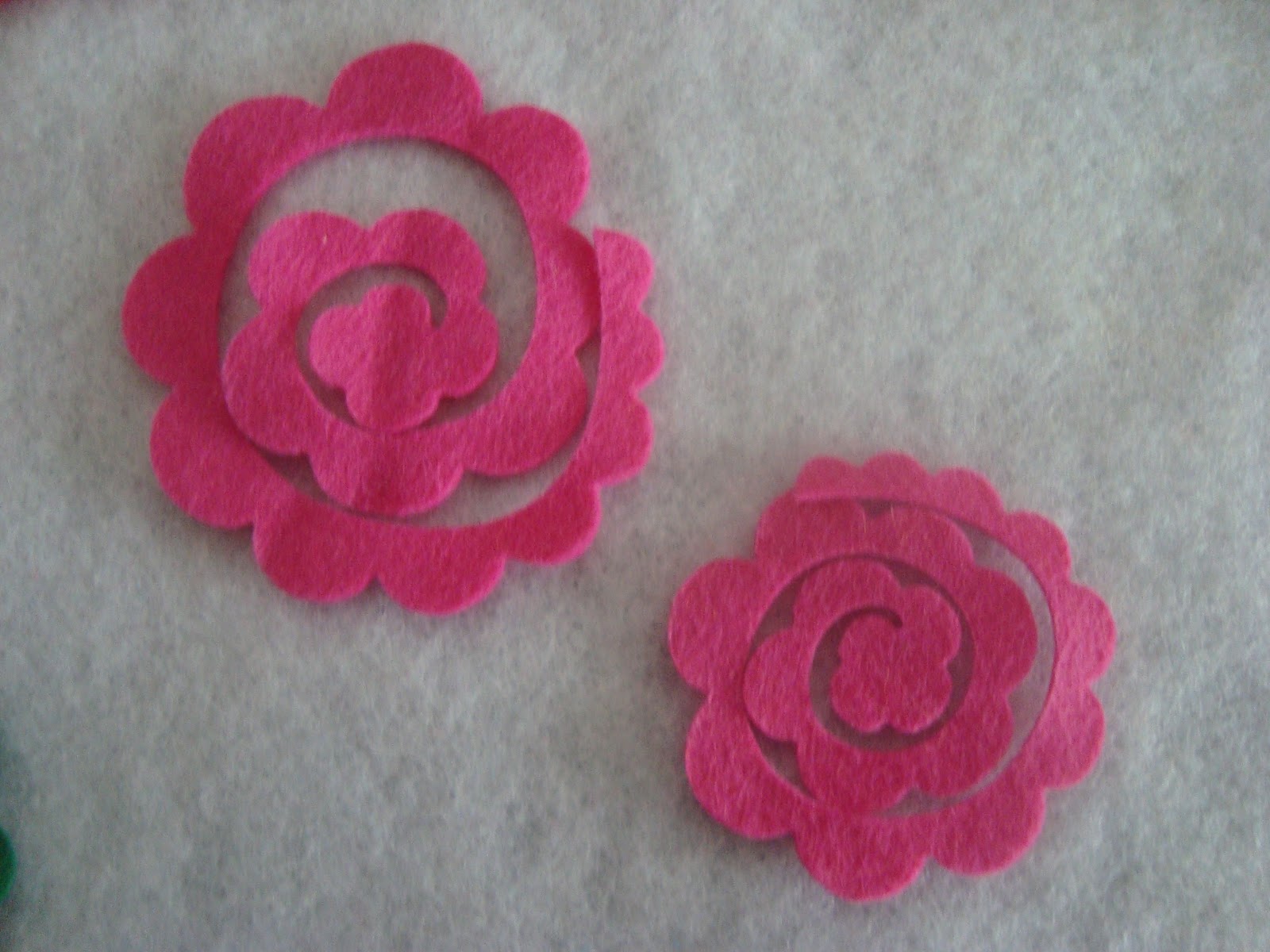 That Girls Crafty: Rolled Roses and Two Tone Rolled Roses Tutorial