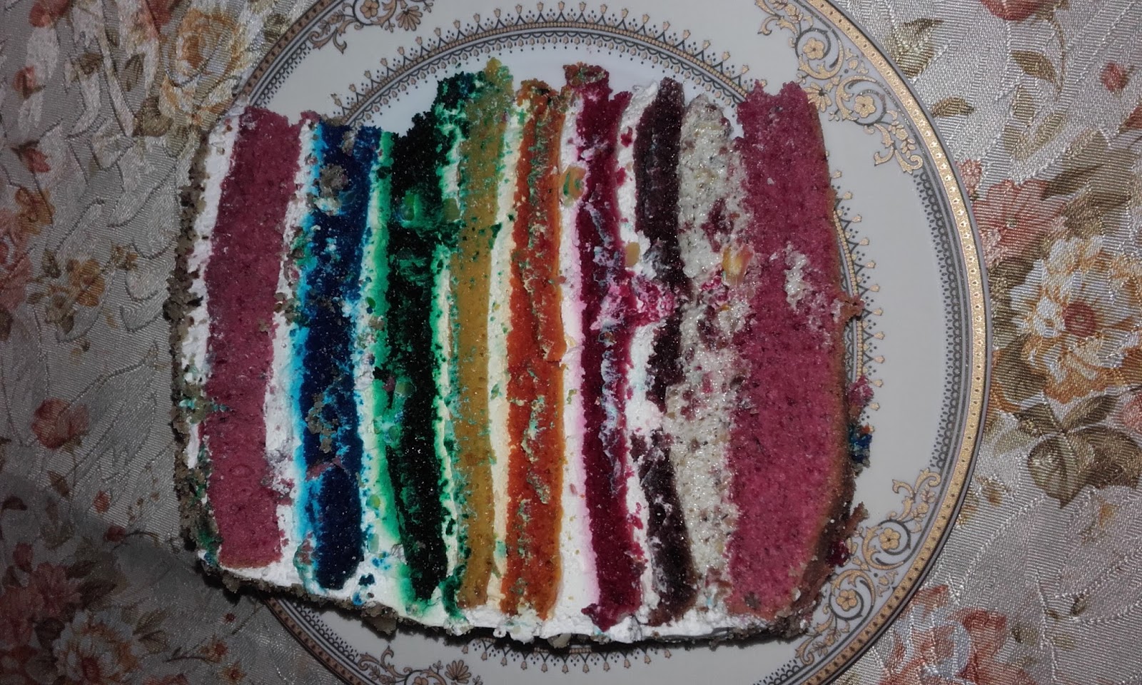 Retete cu margareta cismasiu: Tort curcubeu cu coloranti naturali