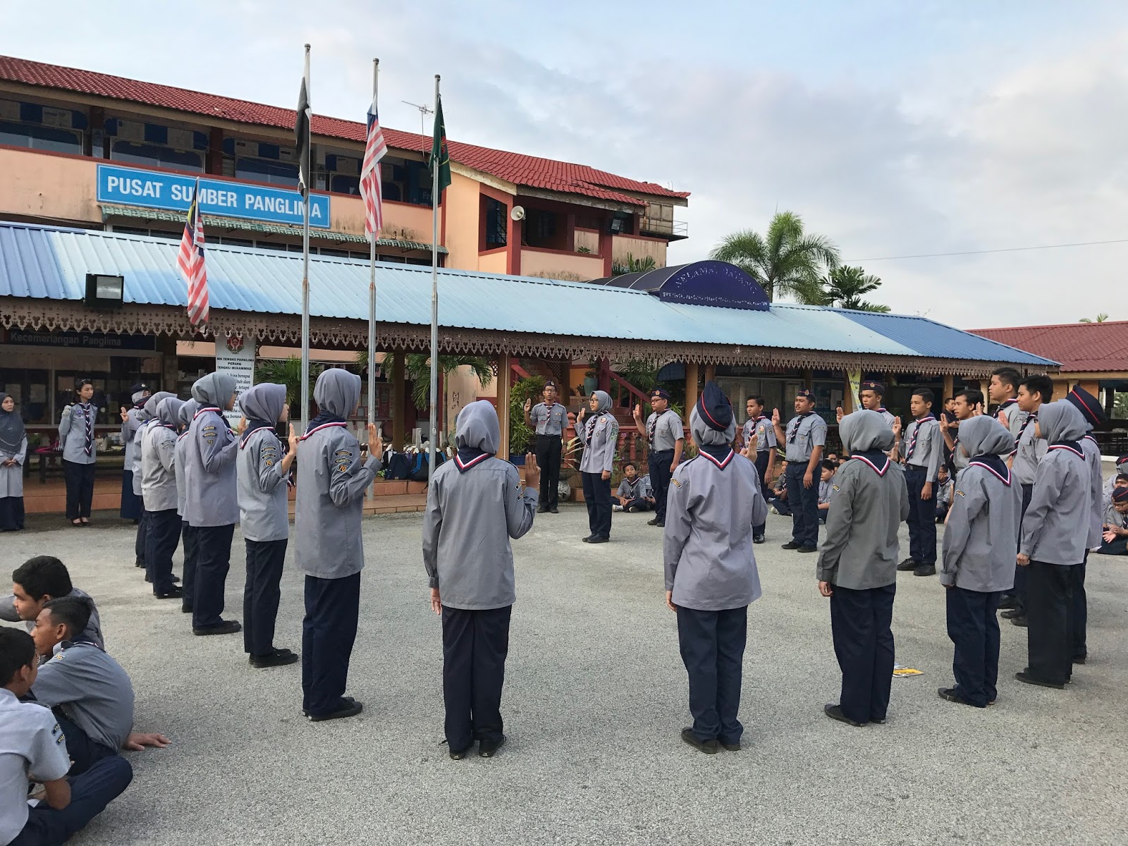 PENGAKAP KUMPULAN 70 DAERAH KUANTAN: ISTIADAT MENGIBAR BENDERA