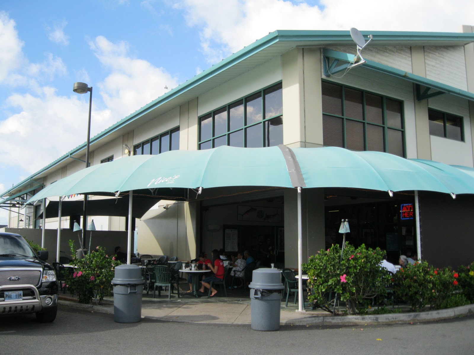 "Diners, Drive-ins, and Dives" Adventures: ALOHA! Triple D in Hawaii!