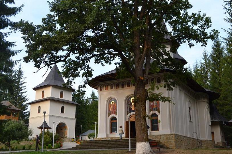 Biserica Manastirii Durau si turnul clopotnitei de la intrare