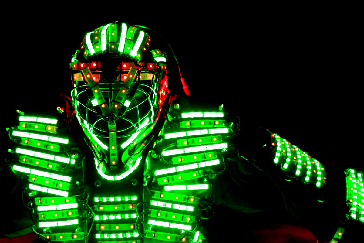 Onda Activa: Robot bailarín viene al concierto con Skyblu de LMFAO