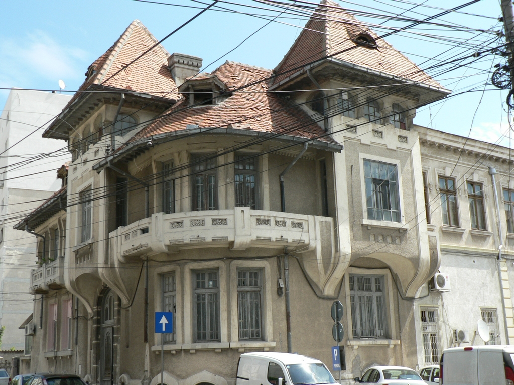 Casa si gradina: Arhitectura interbelica - Cladiri pe colt