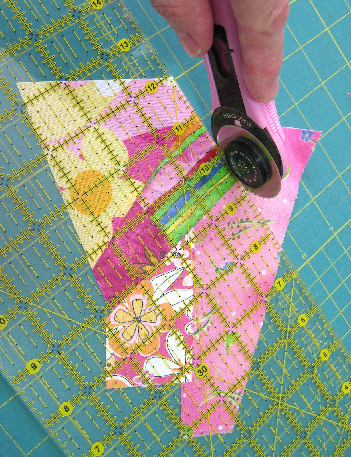 Leslie's Art and Sew: Scrappy Snappy Pouch Tutorial