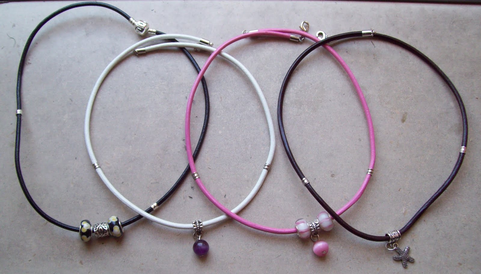 Mimos de Mulher: Colares em couro com peças de vidro murano, metal ...