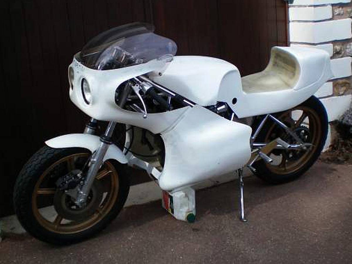 Cling on for dear life !!!: Moto Martin CB750 Body Kit & Frame