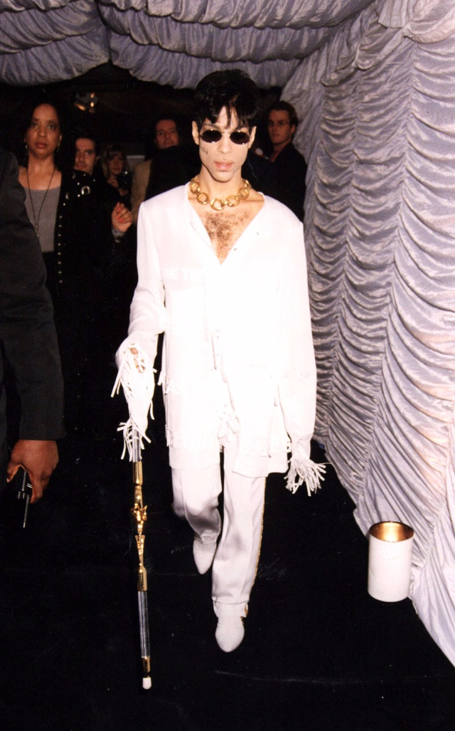 Remembering a Fashion Icon – A Look Back at 20 Prince's Best Fashion ...