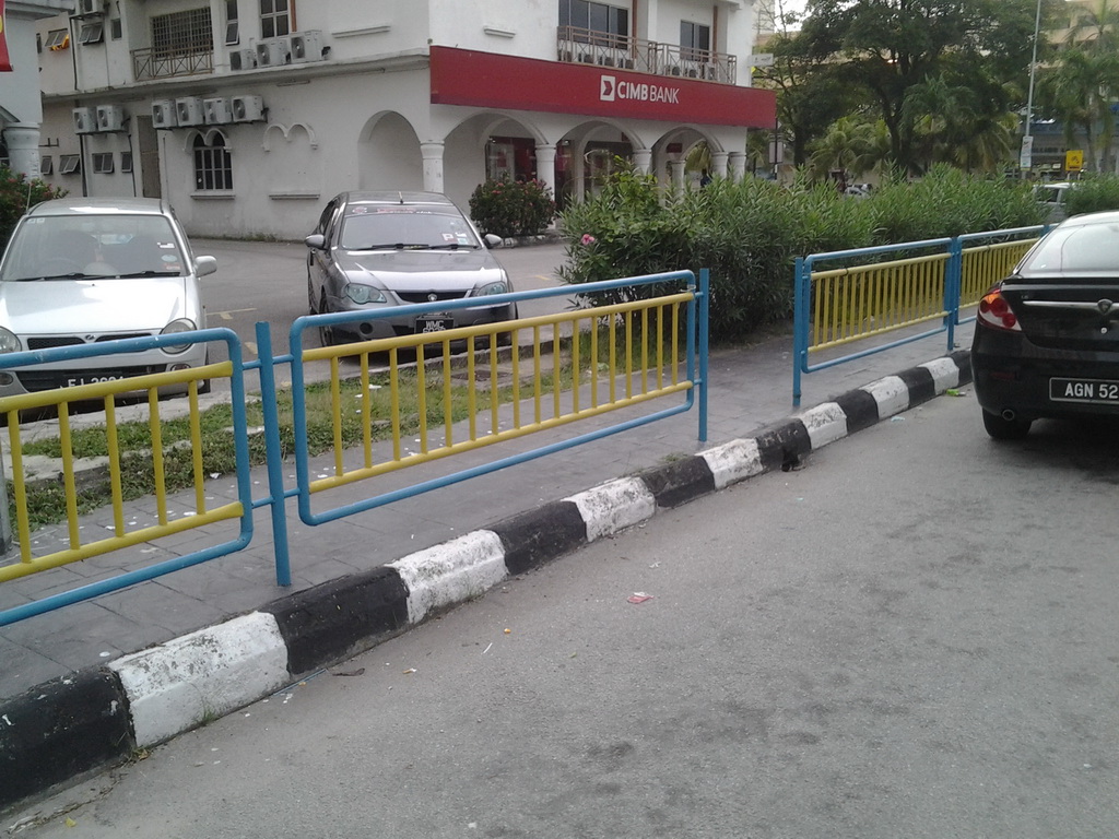 OSH The Journey: Penghadang Jalan memisahkan penjalan kaki dan pengguna ...